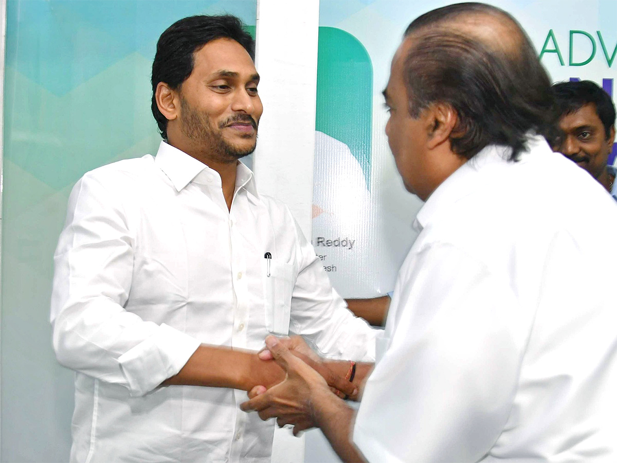 CM YS Jagan welcomes Mukesh Ambani at AP Global Investors Summit 2023: Viral Pics - Sakshi